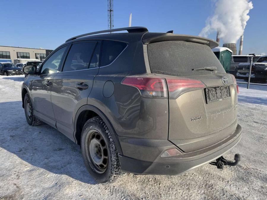 Brown Toyota RAV4 2018 in Kaunas, with an engine capacity of 2.49 L and mileage of 287 thousand km for 12950 €, photo 2 on AUTOMOTO.COM.LV