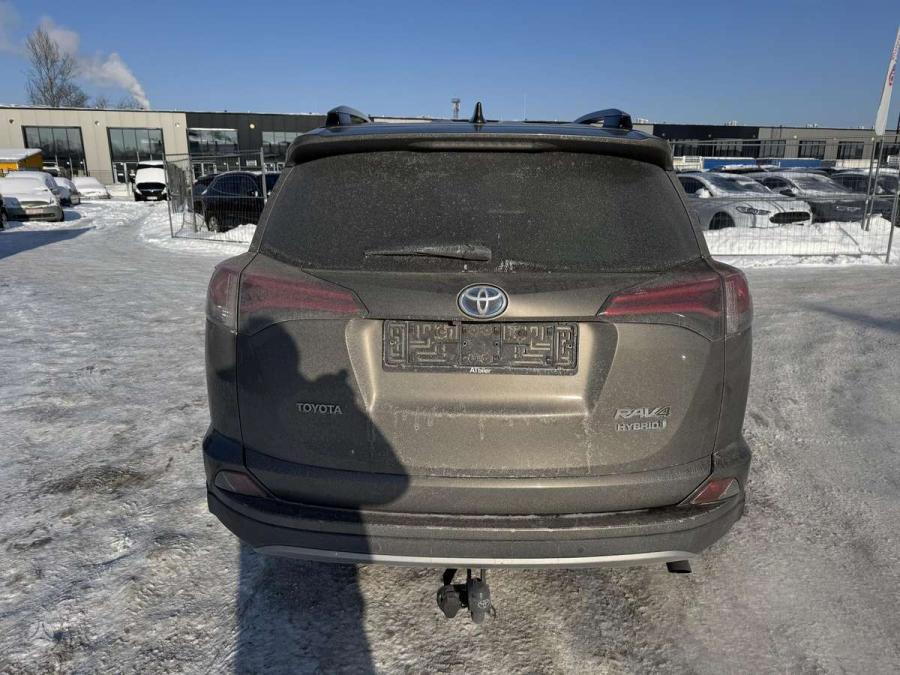 Brown Toyota RAV4 2018 in Kaunas, with an engine capacity of 2.49 L and mileage of 287 thousand km for 12950 €, photo 8 on AUTOMOTO.COM.LV