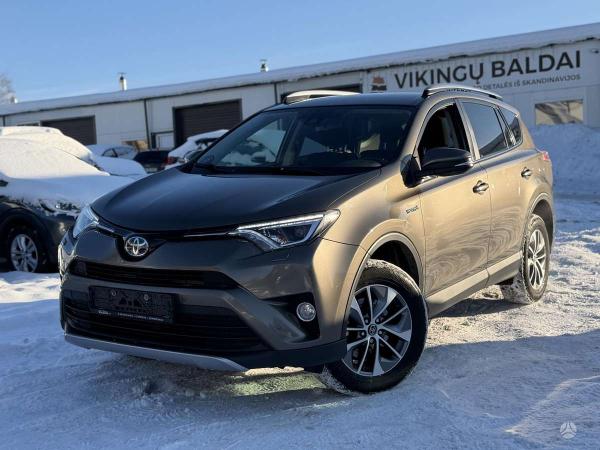 Brown Toyota RAV4 2018 in Utena, with an engine capacity of 2.49 L and mileage of 240 thousand km for 13990 €, photo 1 on AUTOMOTO.COM.LV