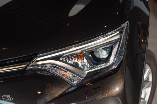 Brown Toyota RAV4 2018 in Kaunas, with an engine capacity of 2.50 L and mileage of 93 thousand km for 20771 €, photo 3 on AUTOMOTO.COM.LV
