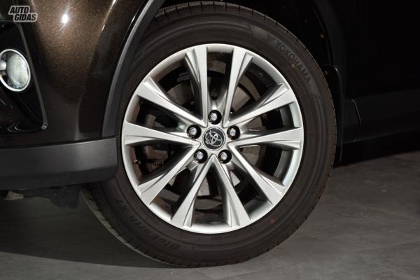 Brown Toyota RAV4 2018 in Kaunas, with an engine capacity of 2.50 L and mileage of 93 thousand km for 20771 €, photo 9 on AUTOMOTO.COM.LV