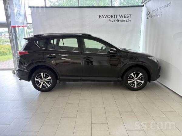 Brown Toyota RAV4 2018 in Ventspils, with an engine capacity of 2.00 L and mileage of 135 thousand km for 16490 €, photo 3 on AUTOMOTO.COM.LV