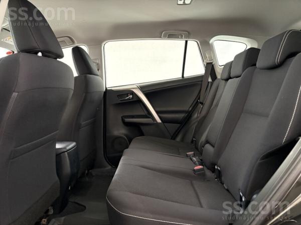 Brown Toyota RAV4 2018 in Ventspils, with an engine capacity of 2.00 L and mileage of 135 thousand km for 16490 €, photo 6 on AUTOMOTO.COM.LV