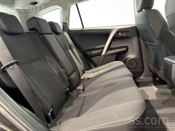 Brown Toyota RAV4 2018 in Ventspils, with an engine capacity of 2.00 L and mileage of 135 thousand km for 16490 €, photo 8 on AUTOMOTO.COM.LV