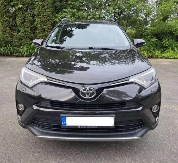 Brown Toyota RAV4 2018 in Vilnius, with an engine capacity of 1.99 L and mileage of 134 thousand km for 16600 €, photo 1 on AUTOMOTO.COM.LV