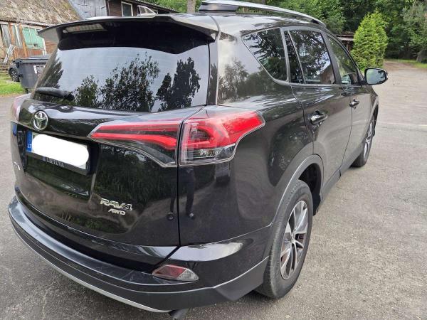 Brown Toyota RAV4 2018 in Vilnius, with an engine capacity of 1.99 L and mileage of 134 thousand km for 16600 €, photo 6 on AUTOMOTO.COM.LV
