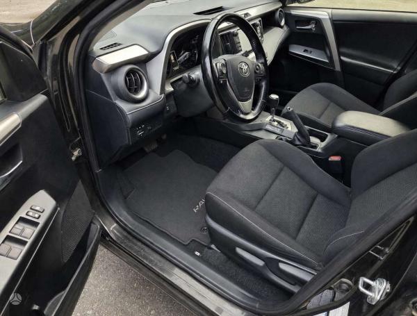 Brown Toyota RAV4 2018 in Vilnius, with an engine capacity of 1.99 L and mileage of 134 thousand km for 16600 €, photo 9 on AUTOMOTO.COM.LV