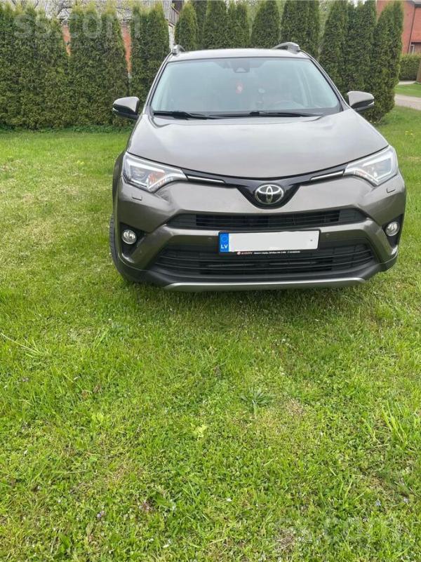 Brown Toyota RAV4 2018 in Saldus, with an engine capacity of 2.00 L and mileage of 204 thousand km for 15500 €, photo 2 on AUTOMOTO.COM.LV