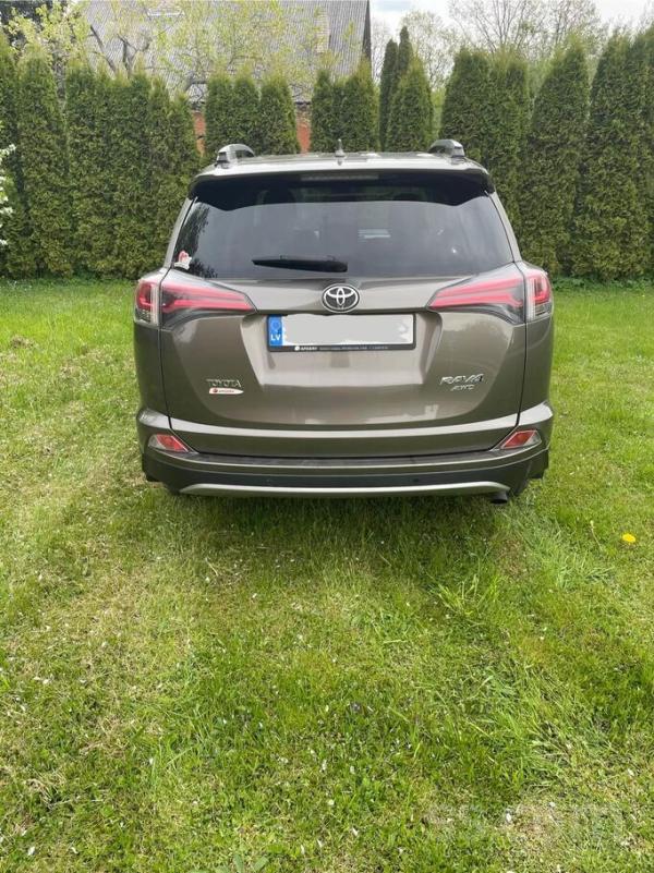 Brown Toyota RAV4 2018 in Saldus, with an engine capacity of 2.00 L and mileage of 204 thousand km for 15500 €, photo 5 on AUTOMOTO.COM.LV