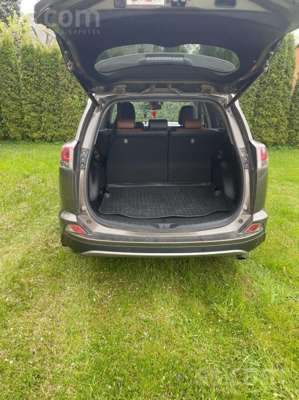 Brown Toyota RAV4 2018 in Saldus, with an engine capacity of 2.00 L and mileage of 204 thousand km for 15500 €, photo 6 on AUTOMOTO.COM.LV