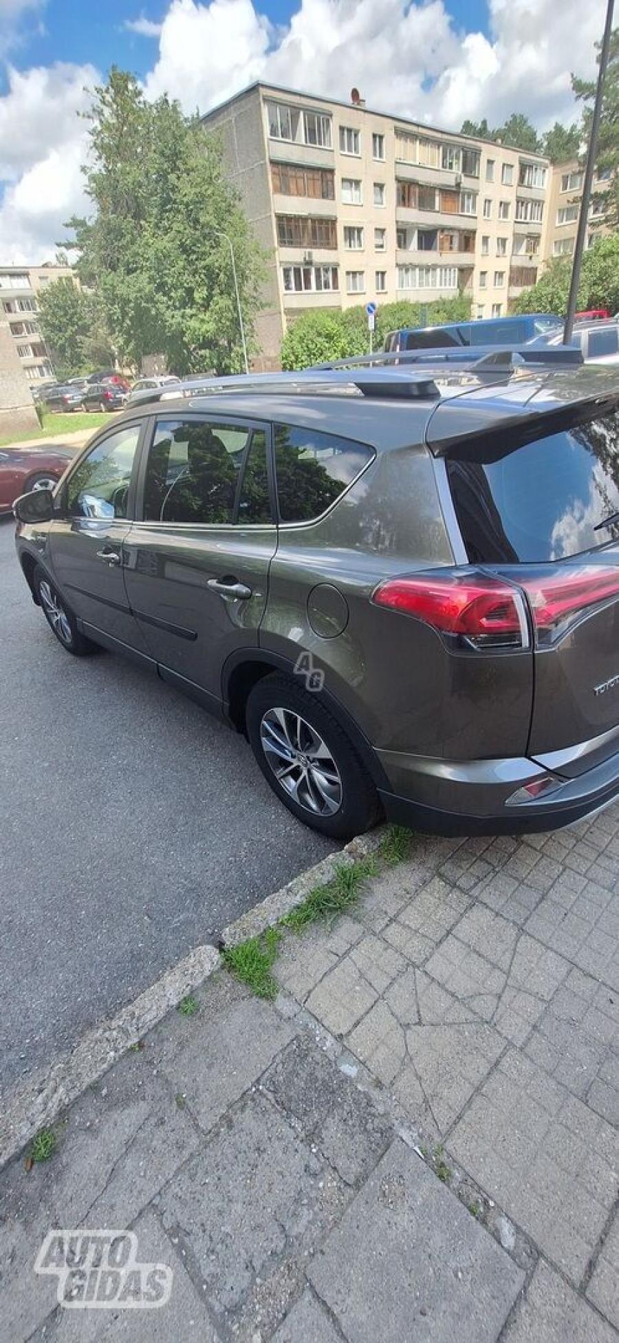 Brown Toyota RAV4 2018 in Vilnius, with an engine capacity of 2.50 L and mileage of 76 thousand km for 19999 €, photo 4 on AUTOMOTO.COM.LV