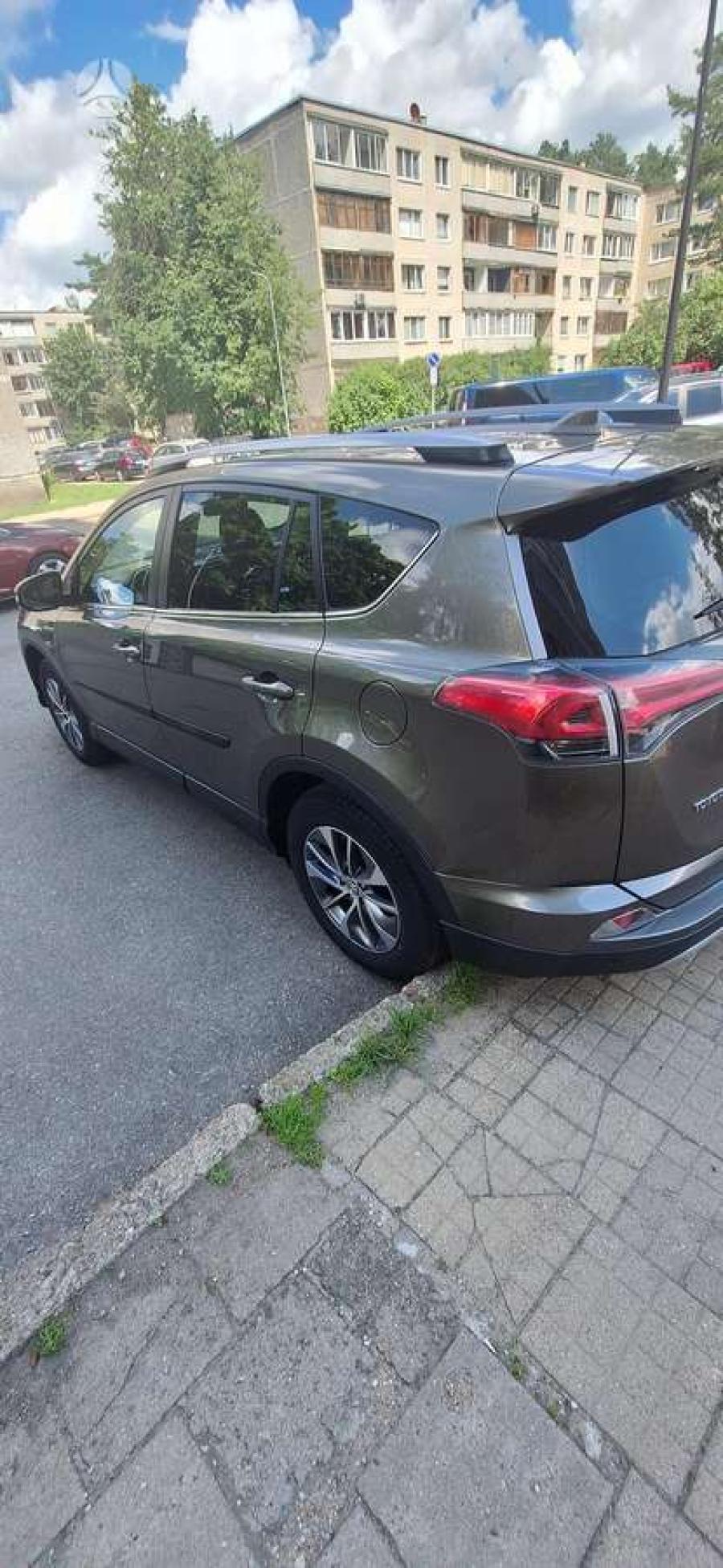 Brown Toyota RAV4 2018 in Vilnius, with an engine capacity of 2.49 L and mileage of 76 thousand km for 19999 €, photo 4 on AUTOMOTO.COM.LV