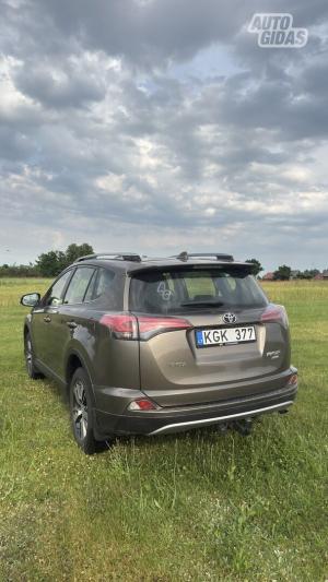 Brown Toyota RAV4 2018 in Elektrenai, with an engine capacity of 2.00 L and mileage of 124 thousand km for 18000 €, photo 5 on AUTOMOTO.COM.LV