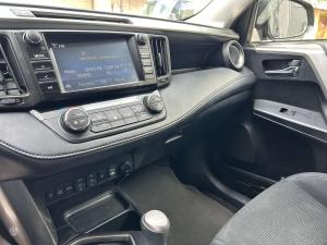 Brūns Toyota RAV4 2018 Viļņa, ar dzinēja tilpumu 1.99 L un nobraukumu 133 tūkst. km par 17200 €, foto 14 vietnē AUTOMOTO.COM.LV