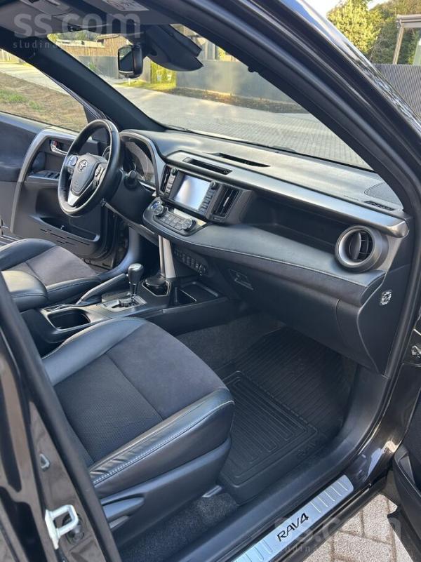 Brown Toyota RAV4 2018 in Riga, with an engine capacity of 2.50 L and mileage of 205 thousand km for 17250 €, photo 3 on AUTOMOTO.COM.LV