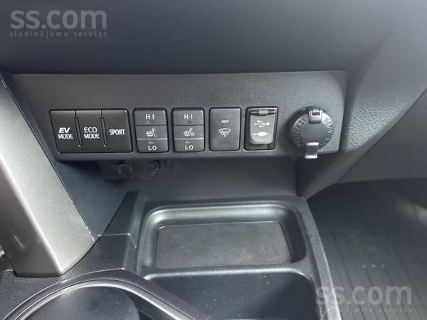 Brown Toyota RAV4 2018 in Riga, with an engine capacity of 2.50 L and mileage of 205 thousand km for 17250 €, photo 9 on AUTOMOTO.COM.LV