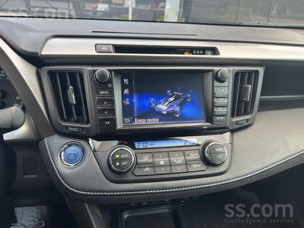 Brown Toyota RAV4 2018 in Riga, with an engine capacity of 2.50 L and mileage of 205 thousand km for 17250 €, photo 8 on AUTOMOTO.COM.LV