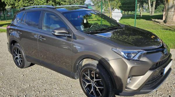 Toyota RAV4 2018 in Siauliai on AUTOMOTO.COM.LV Brown Toyota RAV4 2018 in Siauliai, with an engine capacity of 2.49 L and mileage of 56 thousand km for 20500 €, photo 4 on AUTOMOTO.COM.LV