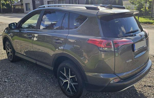 Toyota RAV4 2018 in Siauliai on AUTOMOTO.COM.LV Brown Toyota RAV4 2018 in Siauliai, with an engine capacity of 2.49 L and mileage of 56 thousand km for 20500 €, photo 7 on AUTOMOTO.COM.LV