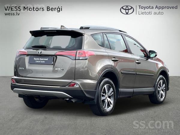 Toyota RAV4 2018 in Jelgava on AUTOMOTO.COM.LV Brown Toyota RAV4 2018 in Jelgava, with an engine capacity of 2.00 L and mileage of 105 thousand km for 18490 €, photo 3 on AUTOMOTO.COM.LV