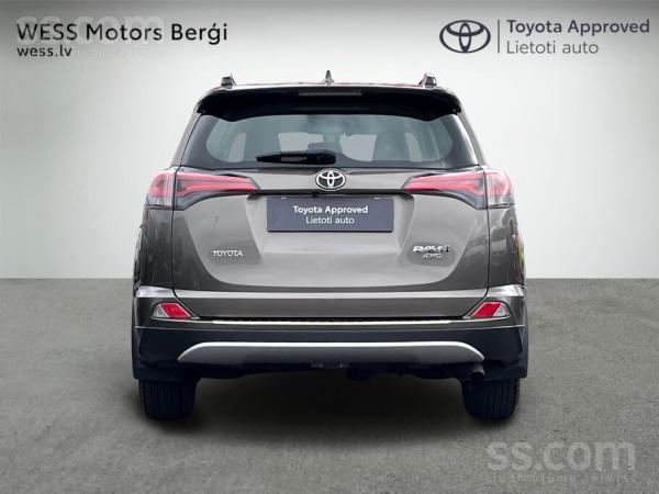Toyota RAV4 2018 in Jelgava on AUTOMOTO.COM.LV Brown Toyota RAV4 2018 in Jelgava, with an engine capacity of 2.00 L and mileage of 105 thousand km for 18490 €, photo 5 on AUTOMOTO.COM.LV