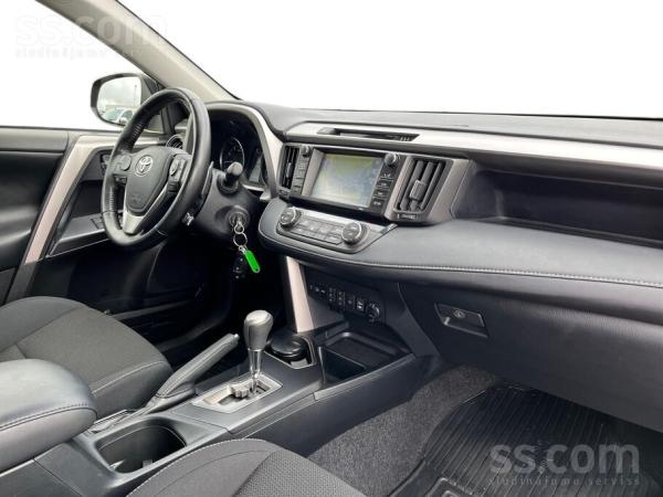 Toyota RAV4 2018 in Jelgava on AUTOMOTO.COM.LV Brown Toyota RAV4 2018 in Jelgava, with an engine capacity of 2.00 L and mileage of 105 thousand km for 18490 €, photo 7 on AUTOMOTO.COM.LV