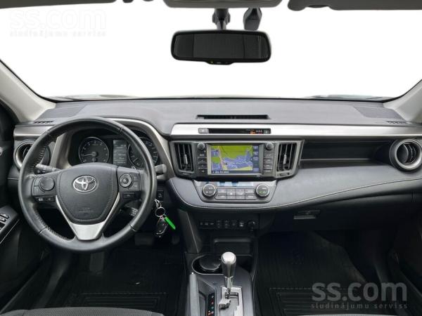 Toyota RAV4 2018 in Jelgava on AUTOMOTO.COM.LV Brown Toyota RAV4 2018 in Jelgava, with an engine capacity of 2.00 L and mileage of 105 thousand km for 18490 €, photo 9 on AUTOMOTO.COM.LV