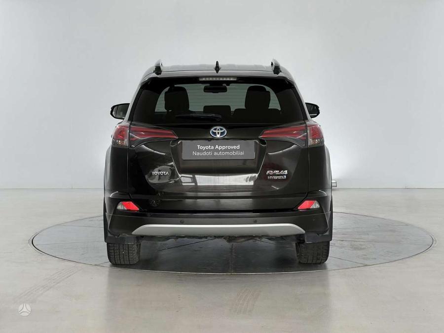 Brown Toyota RAV4 2019 in Vilnius, with an engine capacity of 2.49 L and mileage of 139 thousand km for 24900 €, photo 5 on AUTOMOTO.COM.LV