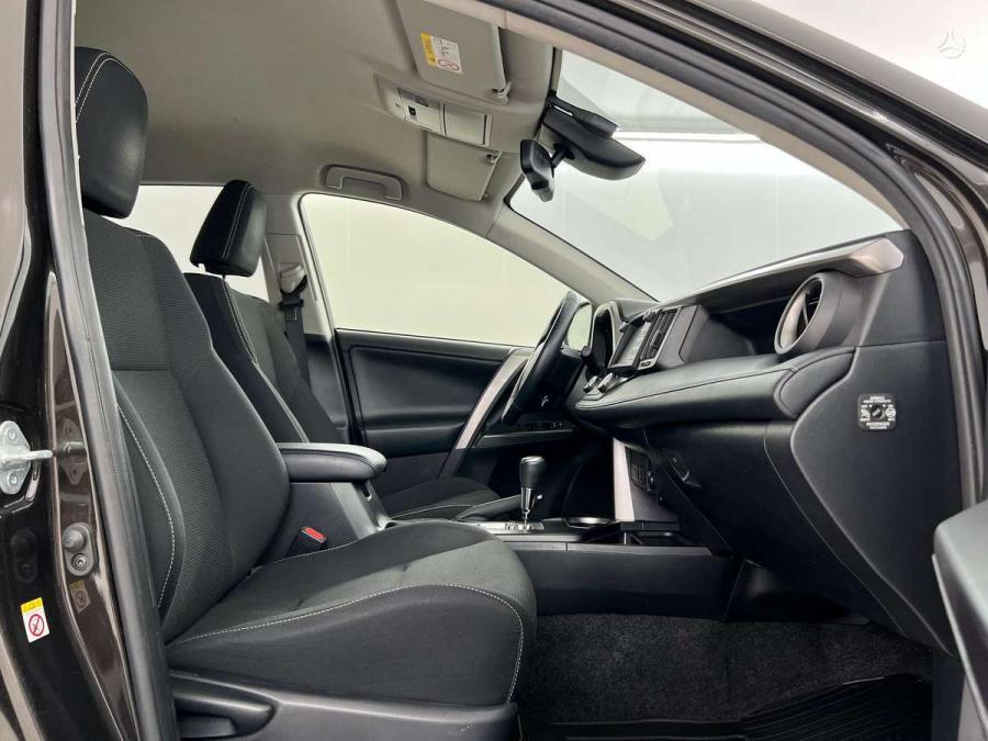 Brown Toyota RAV4 2019 in Vilnius, with an engine capacity of 2.49 L and mileage of 139 thousand km for 24900 €, photo 7 on AUTOMOTO.COM.LV
