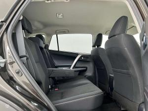 Brown Toyota RAV4 2019 in Vilnius, with an engine capacity of 2.49 L and mileage of 139 thousand km for 24900 €, photo 8 on AUTOMOTO.COM.LV