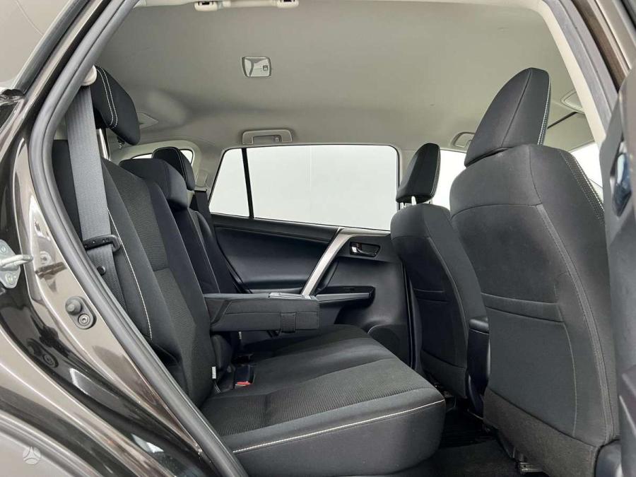 Brown Toyota RAV4 2019 in Vilnius, with an engine capacity of 2.49 L and mileage of 139 thousand km for 24900 €, photo 8 on AUTOMOTO.COM.LV