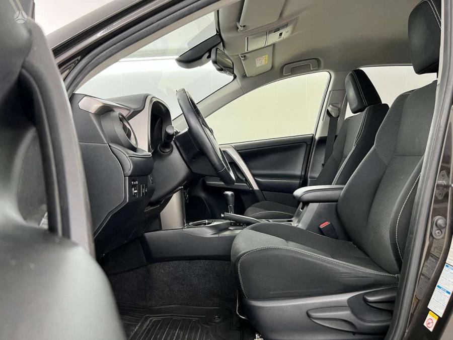 Brown Toyota RAV4 2019 in Vilnius, with an engine capacity of 2.49 L and mileage of 139 thousand km for 24900 €, photo 12 on AUTOMOTO.COM.LV