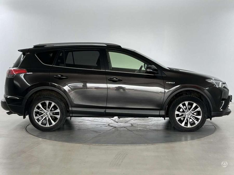 Brown Toyota RAV4 2019 in Vilnius, with an engine capacity of 2.49 L and mileage of 139 thousand km for 24900 €, photo 17 on AUTOMOTO.COM.LV
