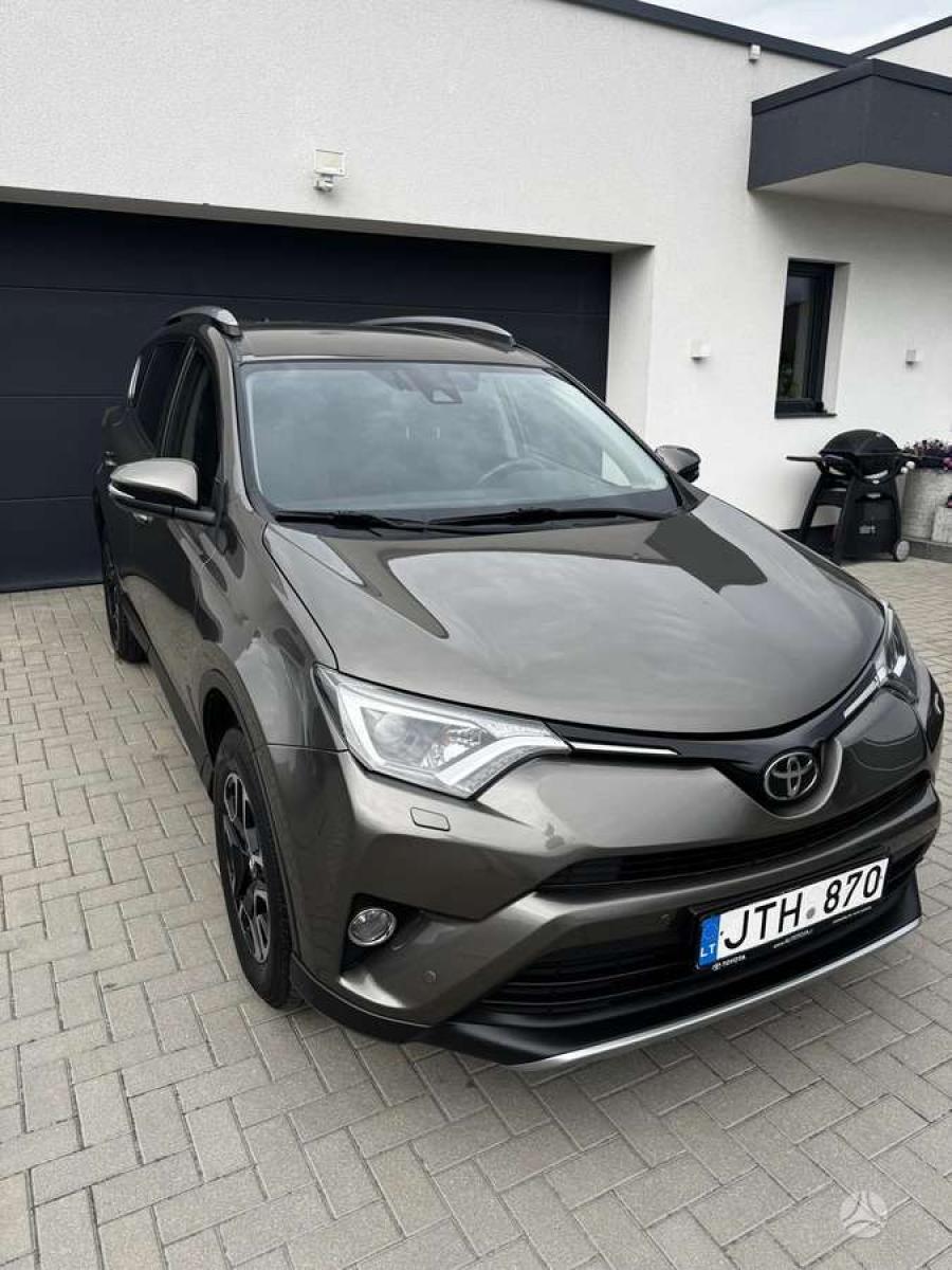 Brown Toyota RAV4 2017 in Kaunas, with an engine capacity of 2.00 L and mileage of 175 thousand km for 15500 €, photo 1 on AUTOMOTO.COM.LV