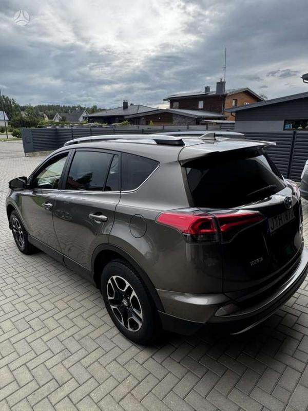 Brūns Toyota RAV4 2017 Kauņa, ar dzinēja tilpumu 2.00 L un nobraukumu 175 tūkst. km par 15500 €, foto 4 vietnē AUTOMOTO.COM.LV