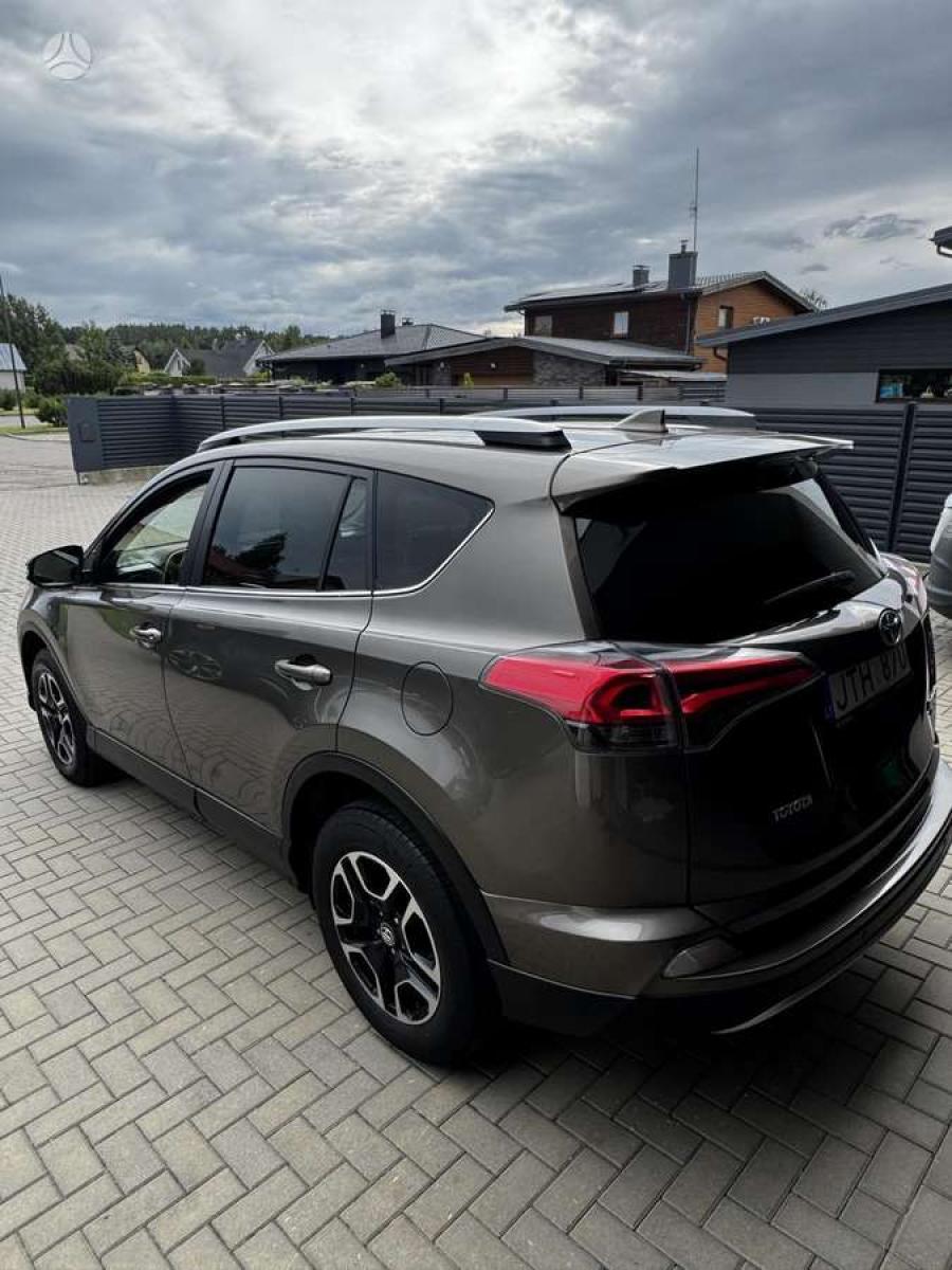 Brown Toyota RAV4 2017 in Kaunas, with an engine capacity of 2.00 L and mileage of 175 thousand km for 15500 €, photo 5 on AUTOMOTO.COM.LV