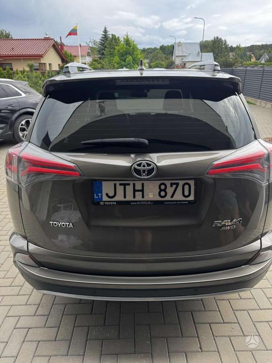 Brown Toyota RAV4 2017 in Kaunas, with an engine capacity of 2.00 L and mileage of 175 thousand km for 15500 €, photo 6 on AUTOMOTO.COM.LV
