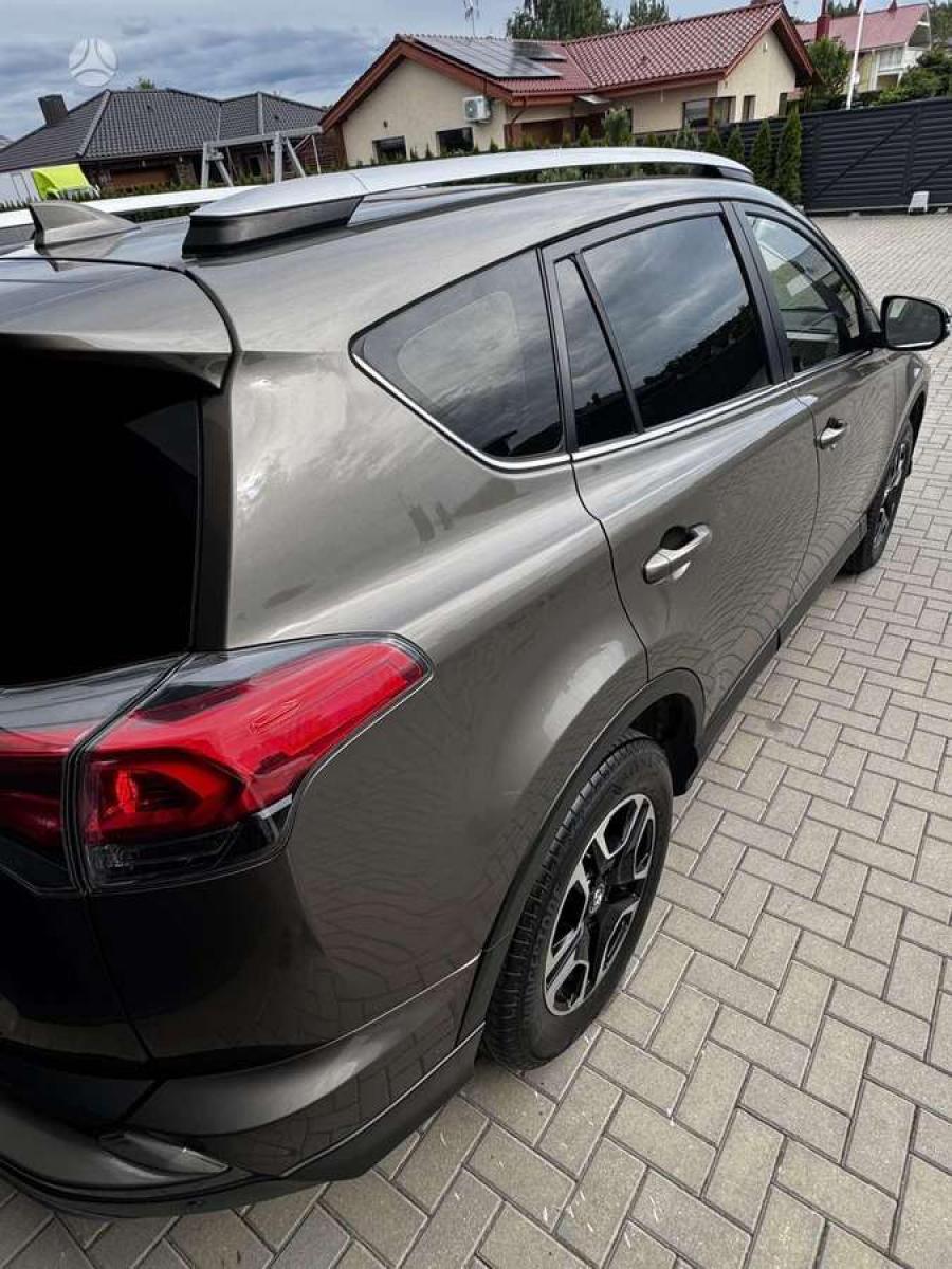 Brown Toyota RAV4 2017 in Kaunas, with an engine capacity of 2.00 L and mileage of 175 thousand km for 15500 €, photo 7 on AUTOMOTO.COM.LV