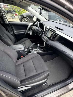 Brown Toyota RAV4 2017 in Kaunas, with an engine capacity of 2.00 L and mileage of 175 thousand km for 15500 €, photo 12 on AUTOMOTO.COM.LV