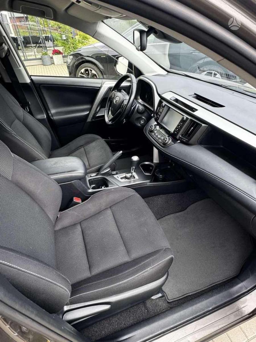 Brown Toyota RAV4 2017 in Kaunas, with an engine capacity of 2.00 L and mileage of 175 thousand km for 15500 €, photo 12 on AUTOMOTO.COM.LV