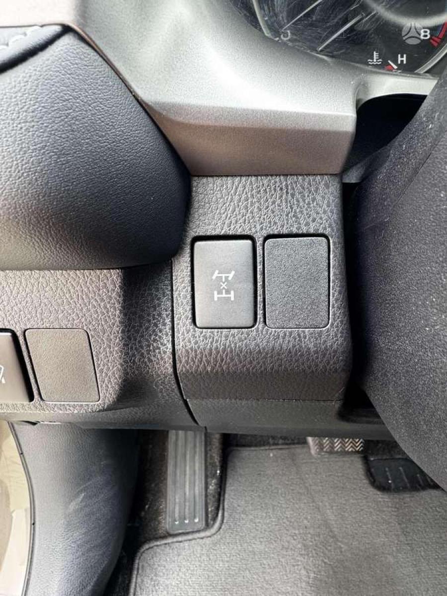 Brown Toyota RAV4 2017 in Kaunas, with an engine capacity of 2.00 L and mileage of 175 thousand km for 15500 €, photo 15 on AUTOMOTO.COM.LV
