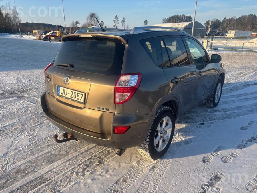 Brown Toyota RAV4 2011 in Riga, with an engine capacity of 2.20 L and mileage of 384 thousand km for 5000 €, photo 3 on AUTOMOTO.COM.LV