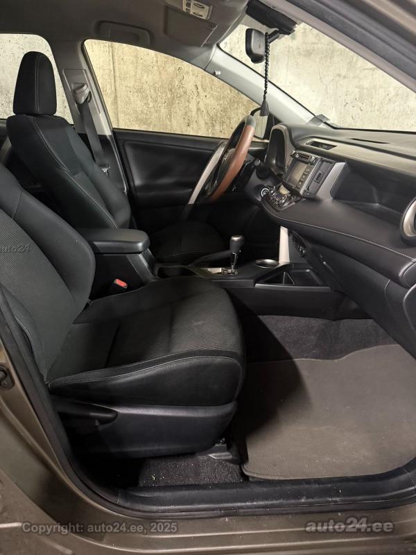 Brūns Toyota RAV4 2013 Tallina, ar dzinēja tilpumu 2.00 L un nobraukumu 158 tūkst. km par 10995 €, foto 11 vietnē AUTOMOTO.COM.LV