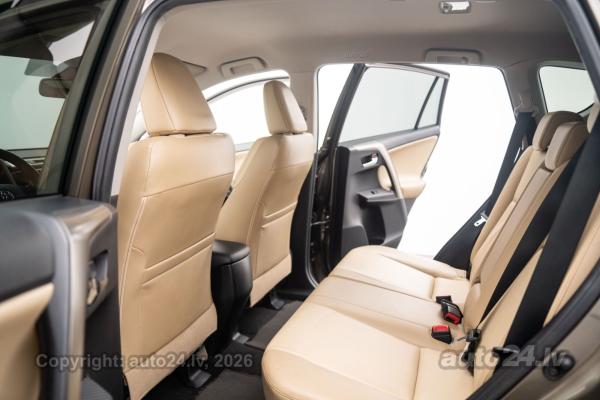 Brown Toyota RAV4 2014 in Tallinn, with an engine capacity of 2.00 L and mileage of 108 thousand km for 15899 €, photo 8 on AUTOMOTO.COM.LV