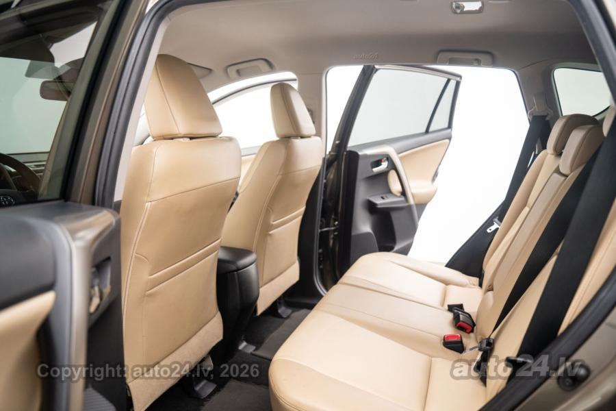 Brown Toyota RAV4 2014 in Tallinn, with an engine capacity of 2.00 L and mileage of 108 thousand km for 15899 €, photo 9 on AUTOMOTO.COM.LV