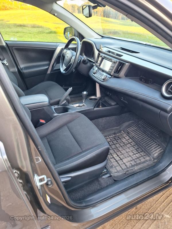 Brown Toyota RAV4 2014 in Tartu, with an engine capacity of 2.00 L and mileage of 215 thousand km for 11600 €, photo 6 on AUTOMOTO.COM.LV