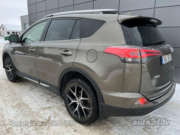 Brūns Toyota RAV4 2017 Kuresāre, ar dzinēja tilpumu 2.00 L un nobraukumu 176 tūkst. km par 15990 €, foto 4 vietnē AUTOMOTO.COM.LV