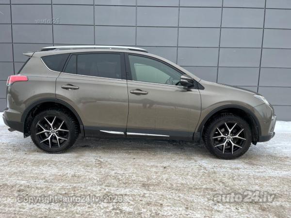 Brūns Toyota RAV4 2017 Kuresāre, ar dzinēja tilpumu 2.00 L un nobraukumu 176 tūkst. km par 15990 €, foto 7 vietnē AUTOMOTO.COM.LV