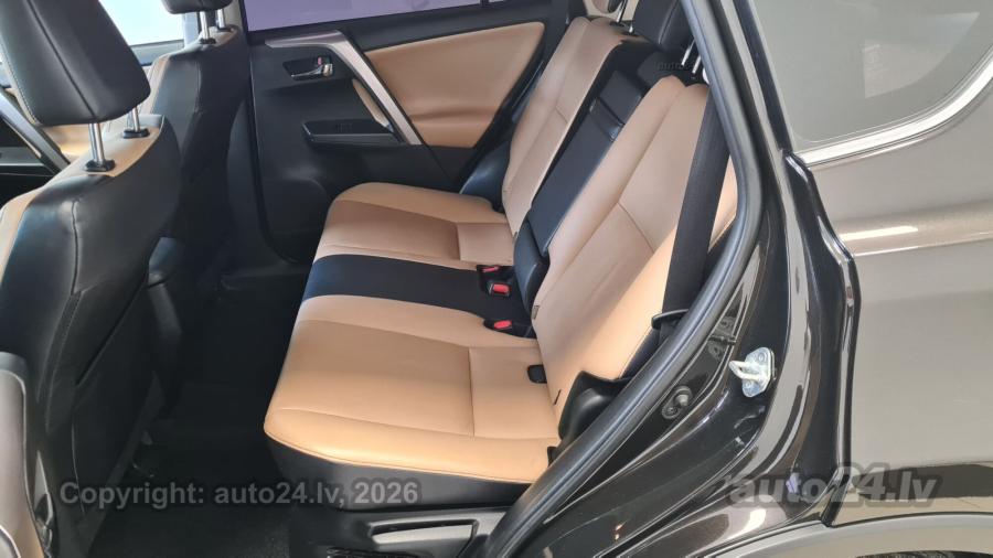 Brown Toyota RAV4 2017 in Tartu, with an engine capacity of 2.50 L and mileage of 143 thousand km for 18900 €, photo 7 on AUTOMOTO.COM.LV