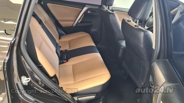 Toyota RAV4 2017 in Tartu on AUTOMOTO.COM.LV Brown Toyota RAV4 2017 in Tartu, with an engine capacity of 2.50 L and mileage of 143 thousand km for 18900 €, photo 8 on AUTOMOTO.COM.LV